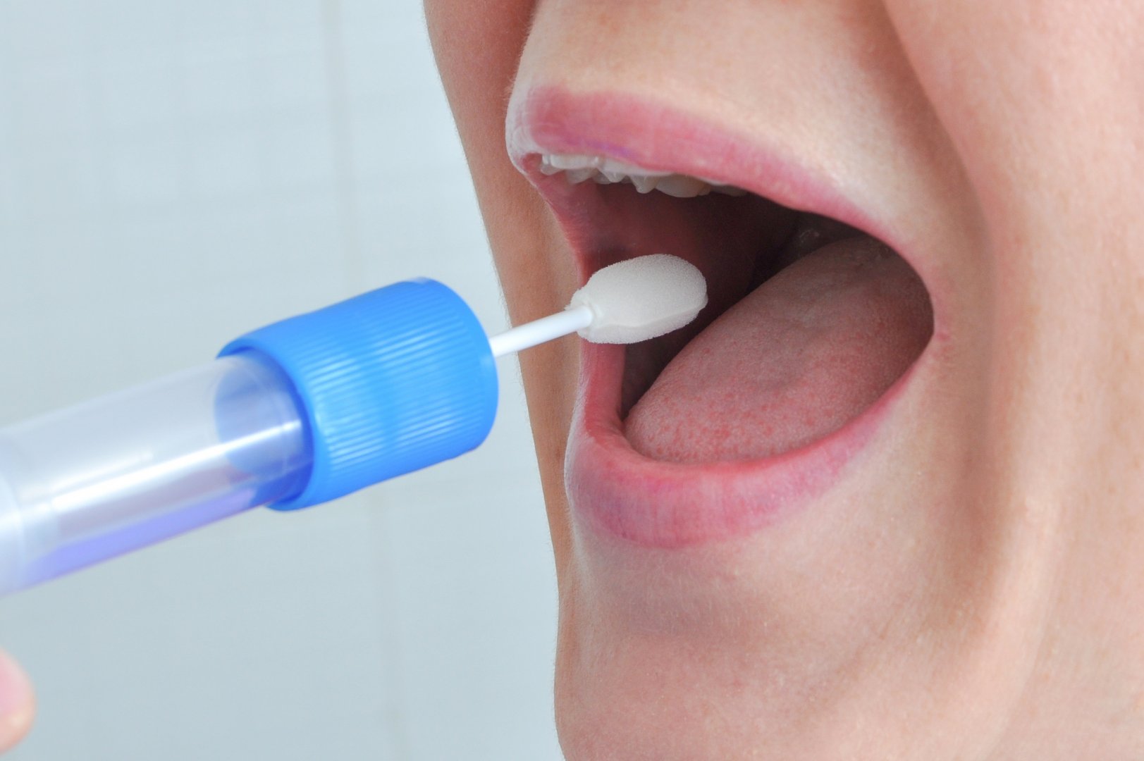 Covid-19: Universidade de Aveiro cria teste de saliva para substituir ...