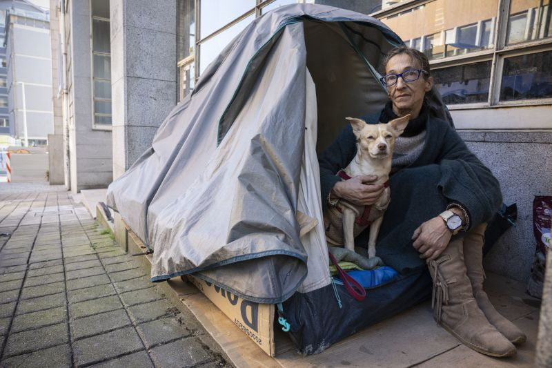 Sem-abrigo do Porto refugiados em tendas para fugir ao frio